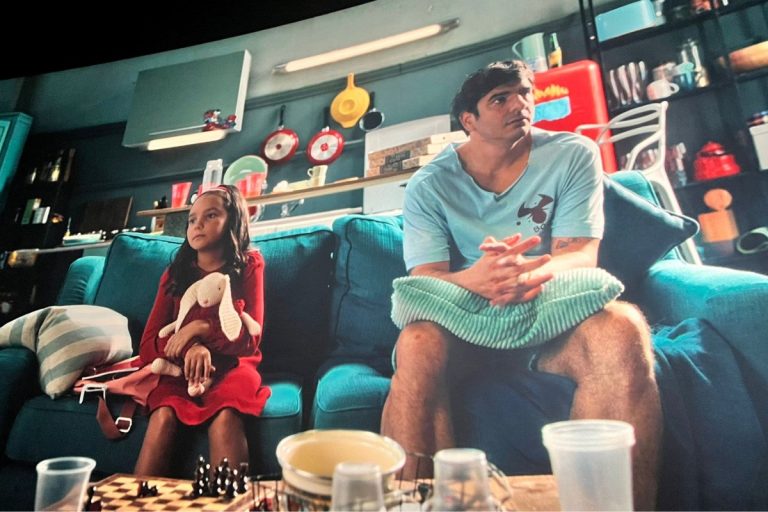 “Tati Part-Time”, comedia pe care merită să o vezi la cinema alături de ...